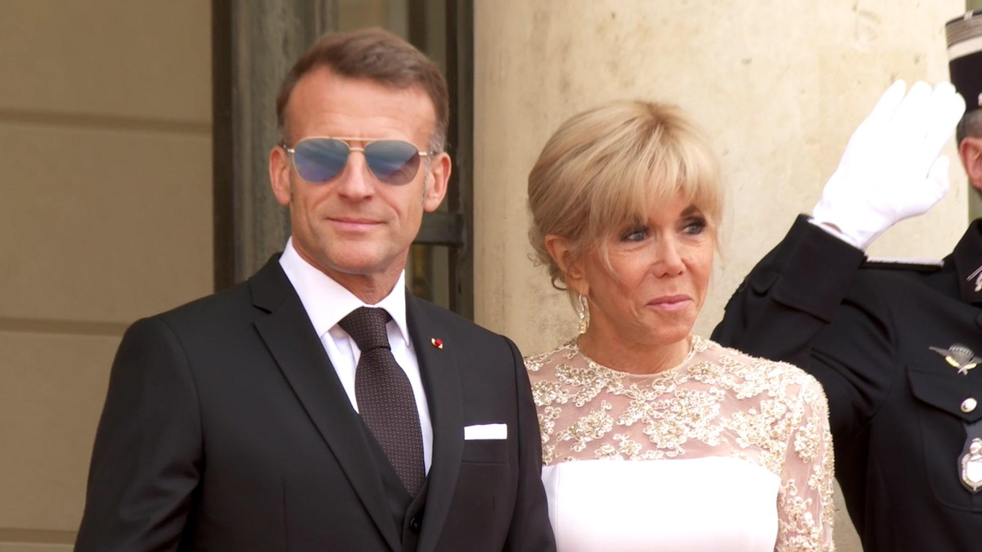 Robe de mariée et lunettes aviateurs : le couple Macron accueillent la ...
