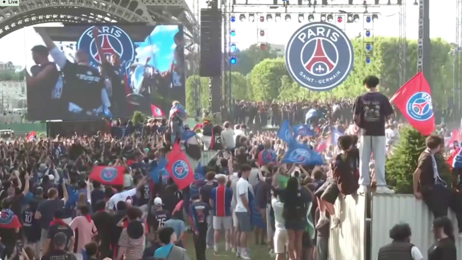 Ligue des champions: les joueurs du PSG font le show sur le Champ-de-Mars