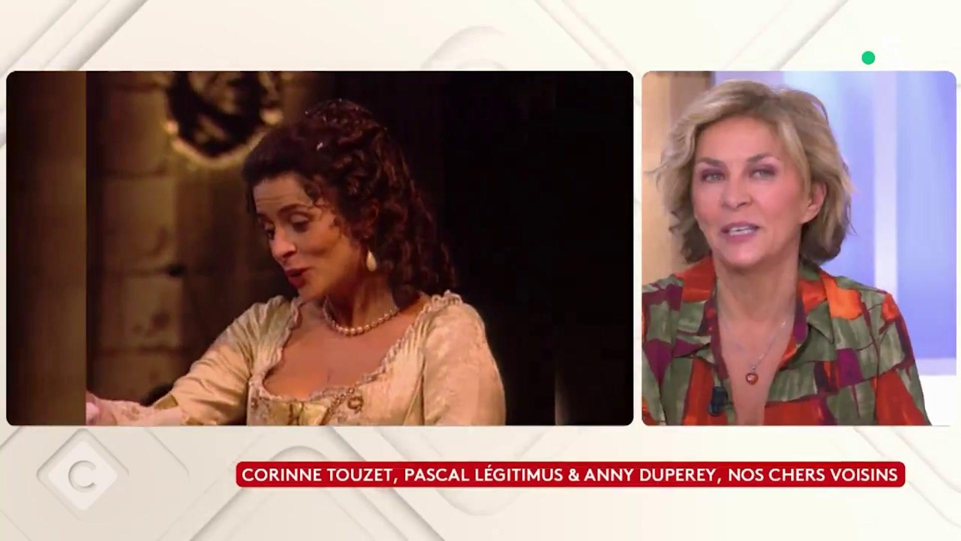 Corinne Touzet émue aux larmes en évoquant Roger Hanin