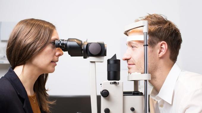 Yeux rouges et aphtes: attention à une inflammation des vaisseaux