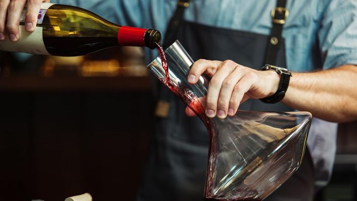 Comment savoir quand et comment faut-il carafer un vin