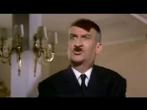 Louis de Funès imite Hitler/Chaplin dans "Le grand restaurant"