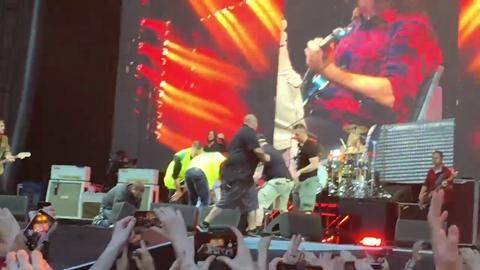 Le chanteur des Foo Fighters se casse la jambe en concert et remonte ...