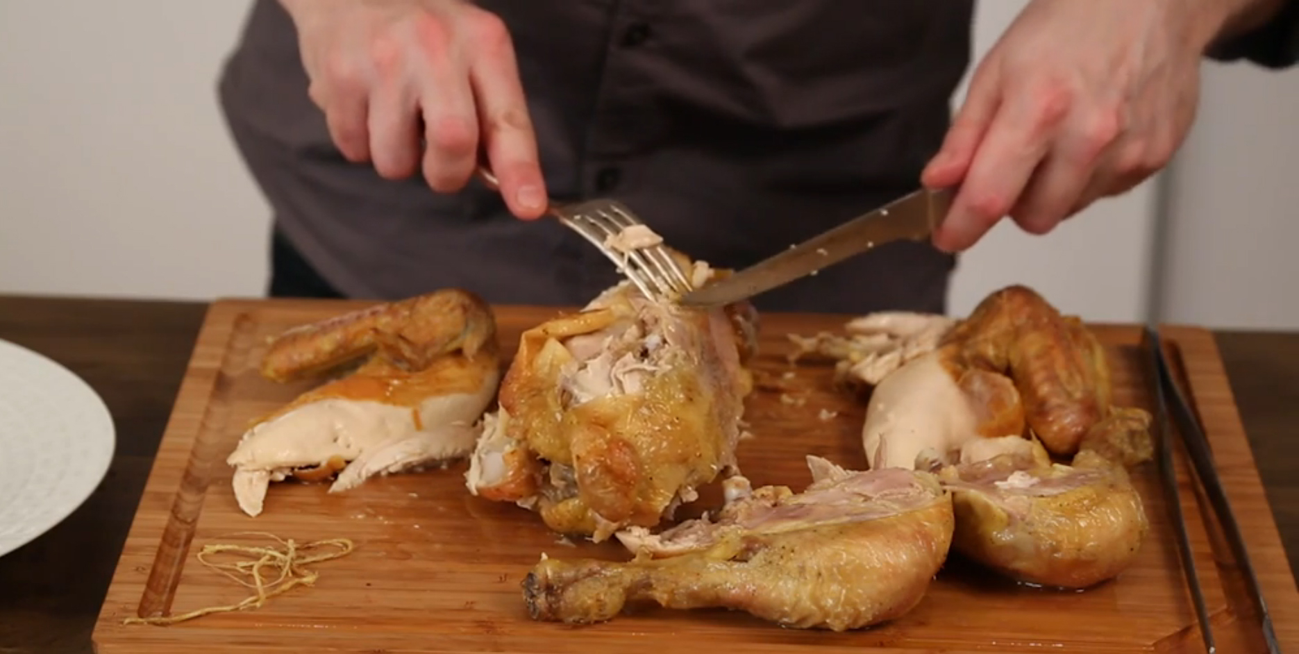 Comment cuire et découper un poulet cuit