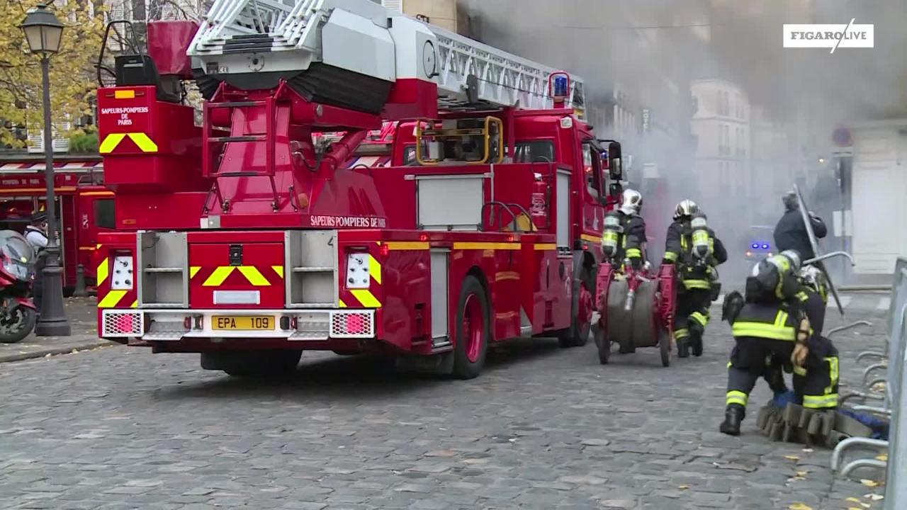 Un spectaculaire incendie dans une librairie au coeur de Paris fait ...