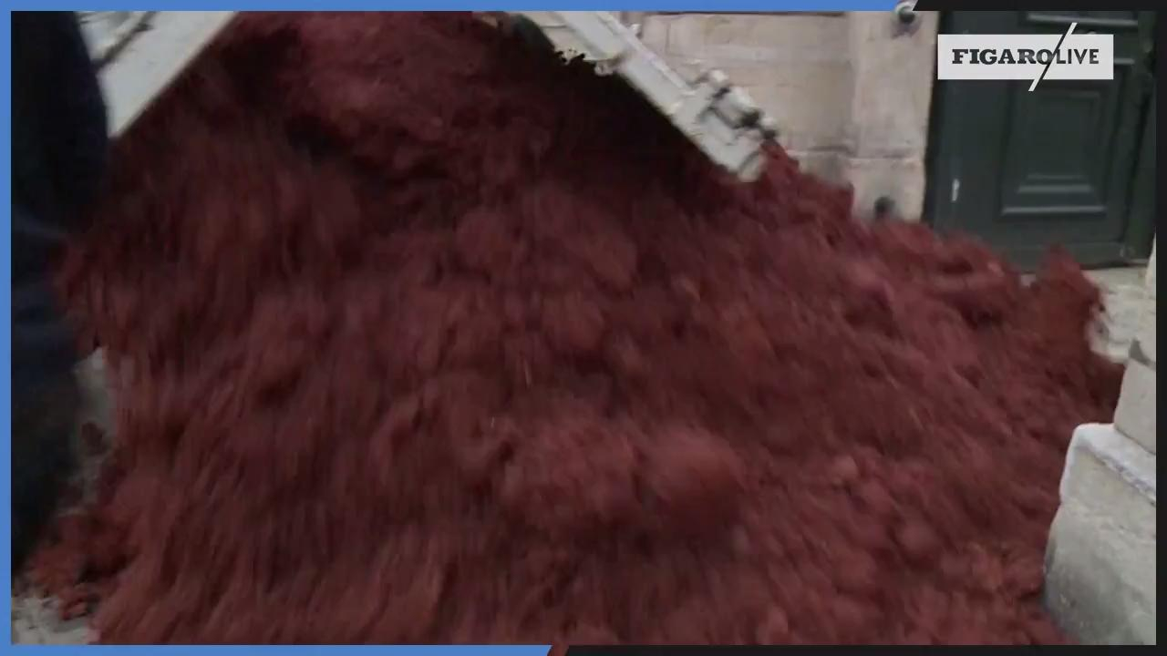 Des «boues rouges» déversées devant le Ministère de l’Ecologie