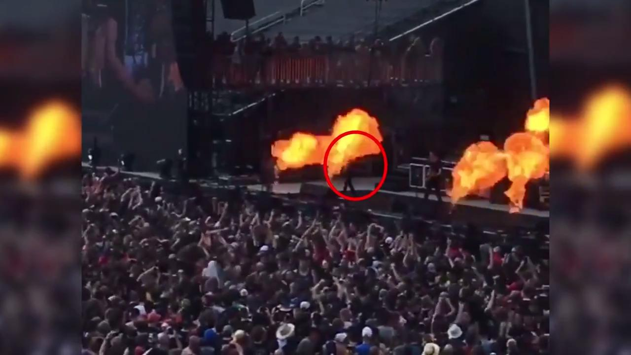 Un guitariste de metal se brûle le visage sur scène... puis finit son ...