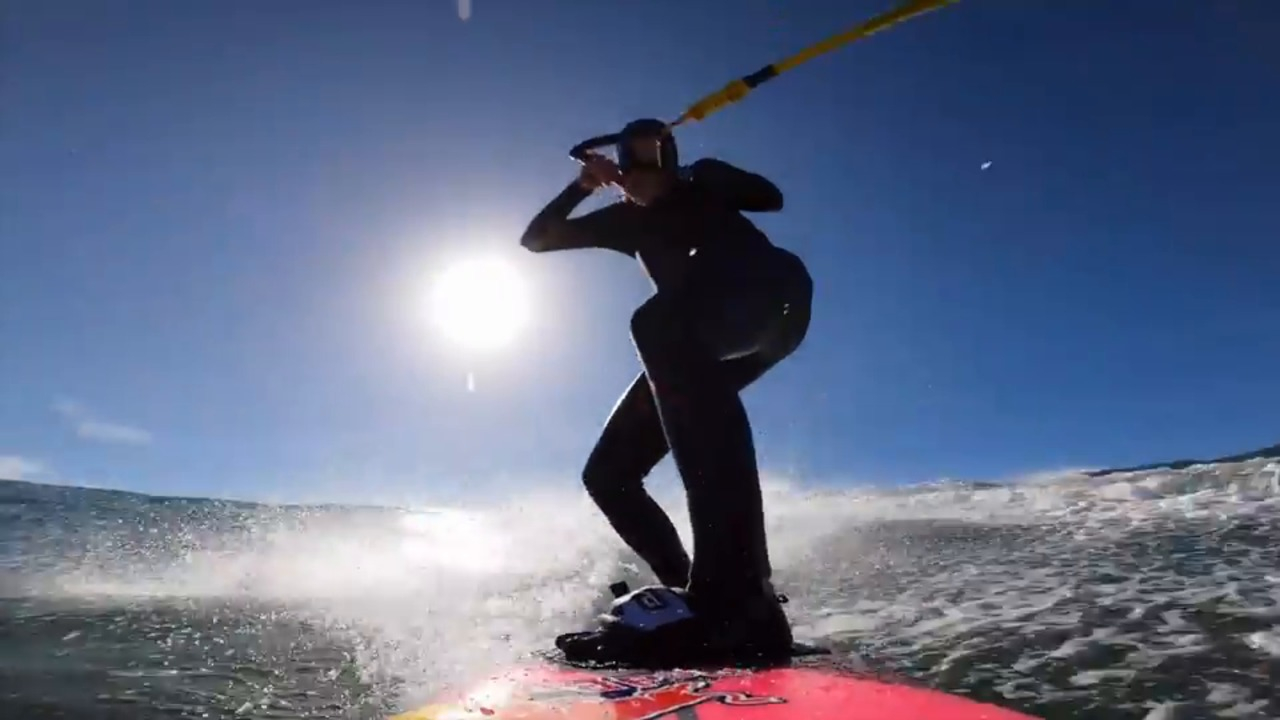Redbull820201105 - Justine Dupont surfe une vague monstrueuse à Nazaré