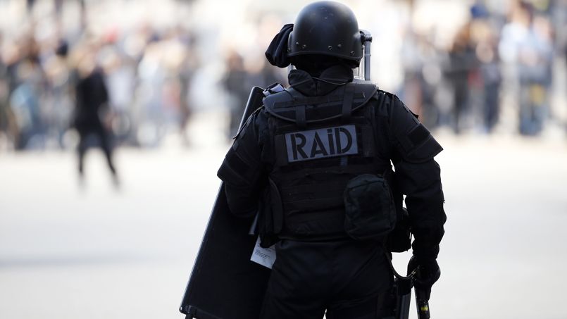 À Versailles, démonstration des policiers du RAID