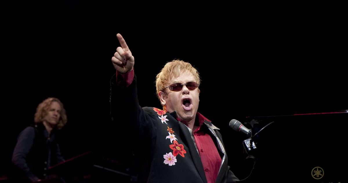 Elton John compare une hôtesse à Hitler en plein concert