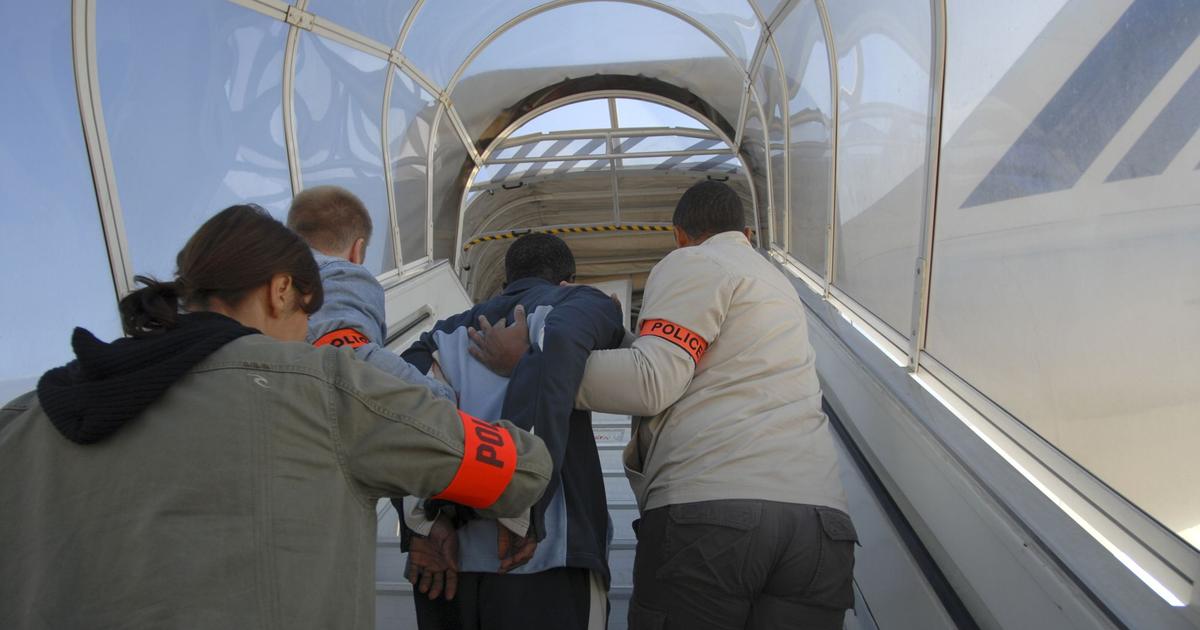 Pour travailler à Roissy et à Orly, la police doit... payer