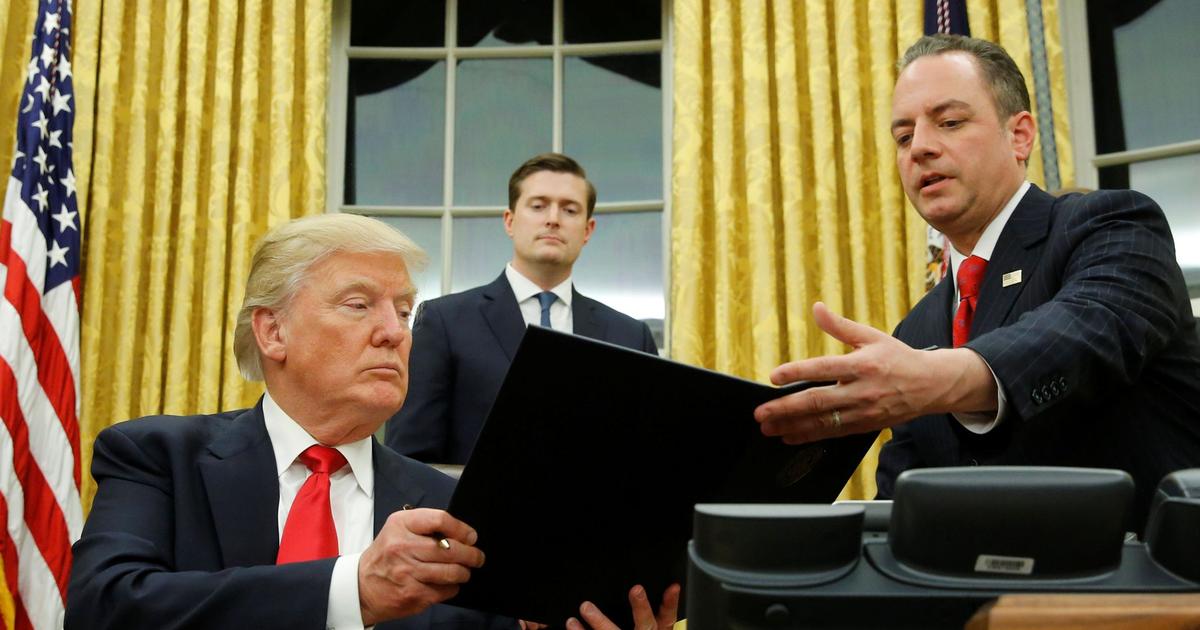 Donald Trump signe son premier décret présidentiel sur l'«Obamacare»
