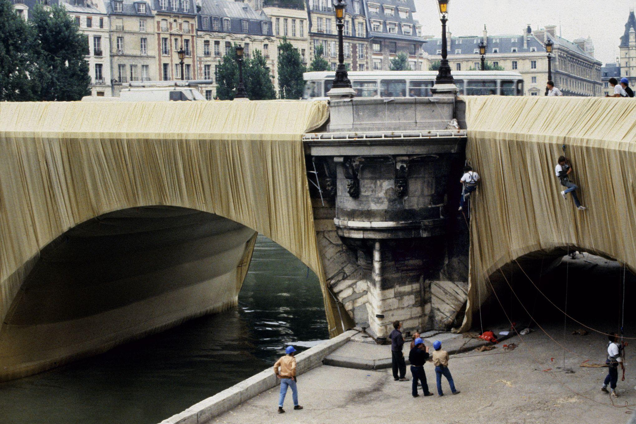Le 22 septembre 1985, Christo emballe le Pont-Neuf