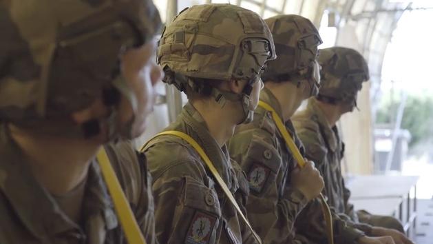 Armée française : au cœur de l'entraînement des parachutistes