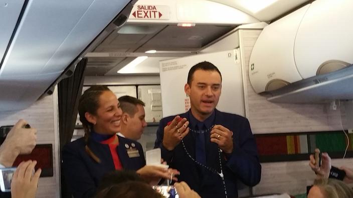 Un mariage en plein ciel dans l'avion du pape François