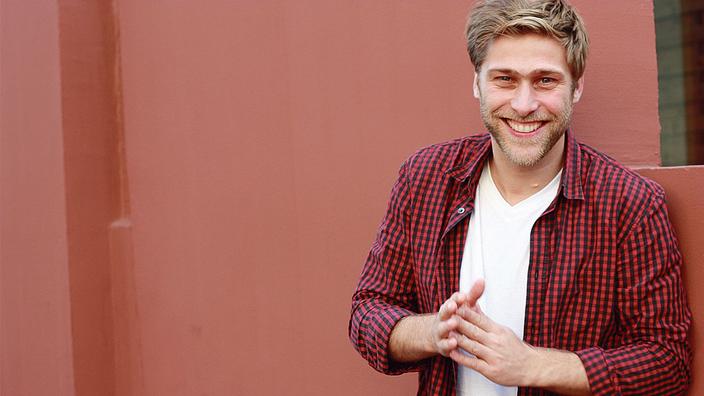 Tom Dingler entre les bonnes tables des Batignolles