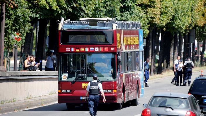 Paris: un bus de tourisme à impériale s'encastre dans un tunnel