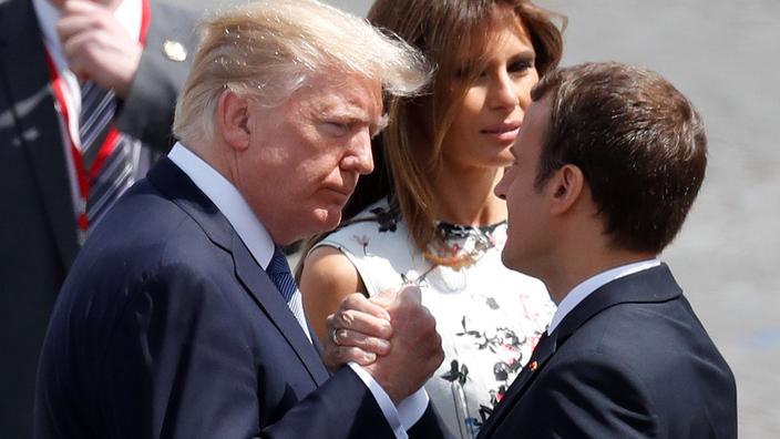 Donald Trump : le président Macron «adore me tenir la main»