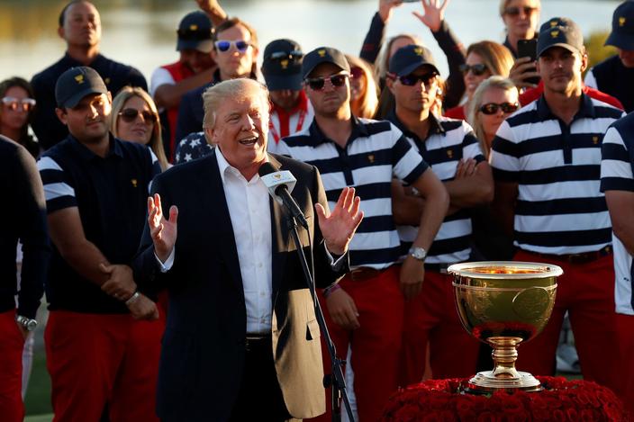 Donald Trump joue au golf avec des putters… fabriqués en Bretagne
