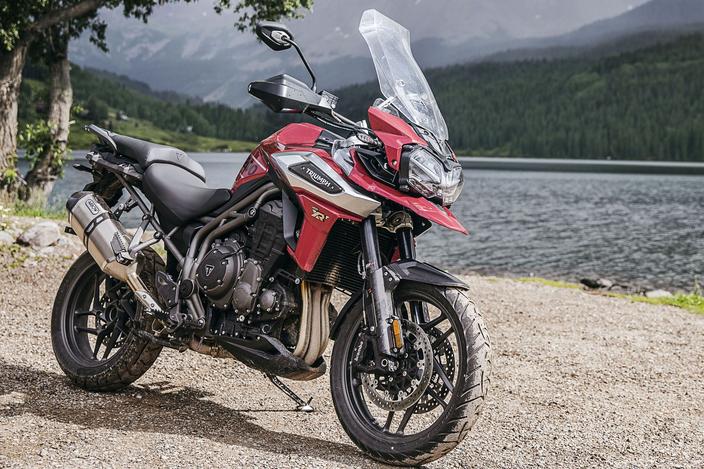 À Milan, la moto penche pour la nostalgie et l'aventure