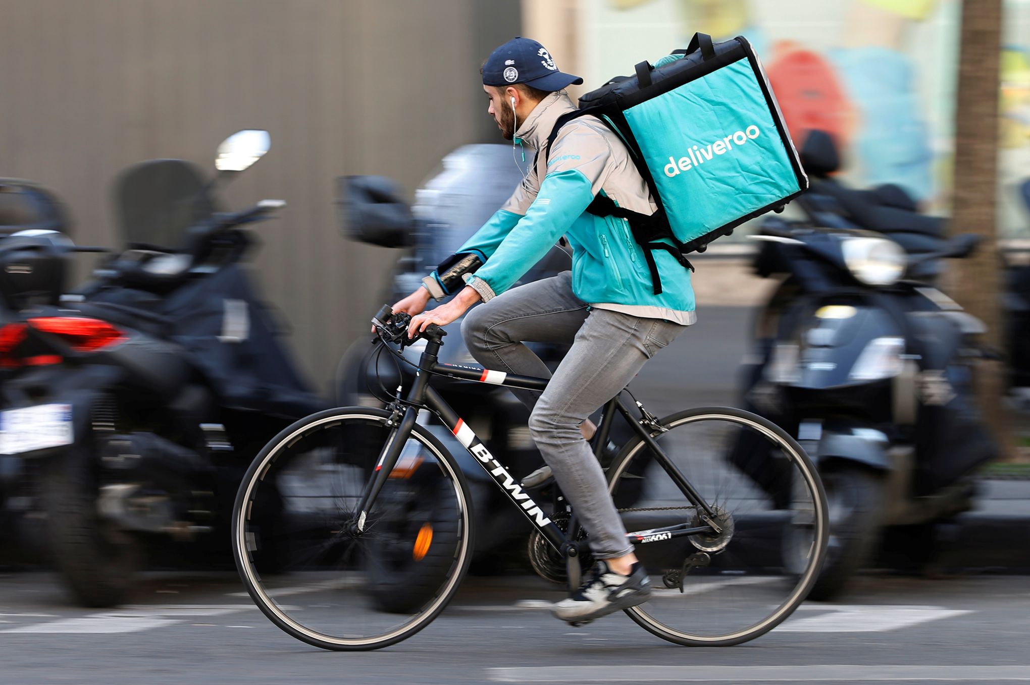 Deliveroo : les livreurs manifestent contre la précarisation
