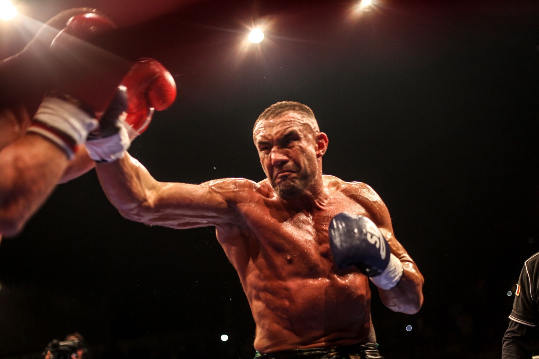 Jérôme Le Banner, champion de kickboxing, empêche le lynchage d'un ...