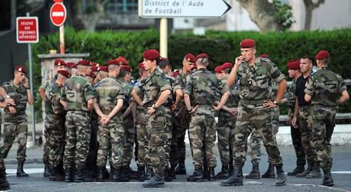 Un militaire tire à balles réelles lors d'un exercice