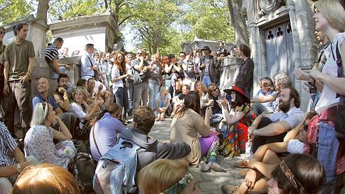 40 ans après, les fans de Jim Morrison se recueillent à Paris