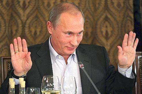 Poutine, droit dans ses bottes, donne des leçons à l'Europe