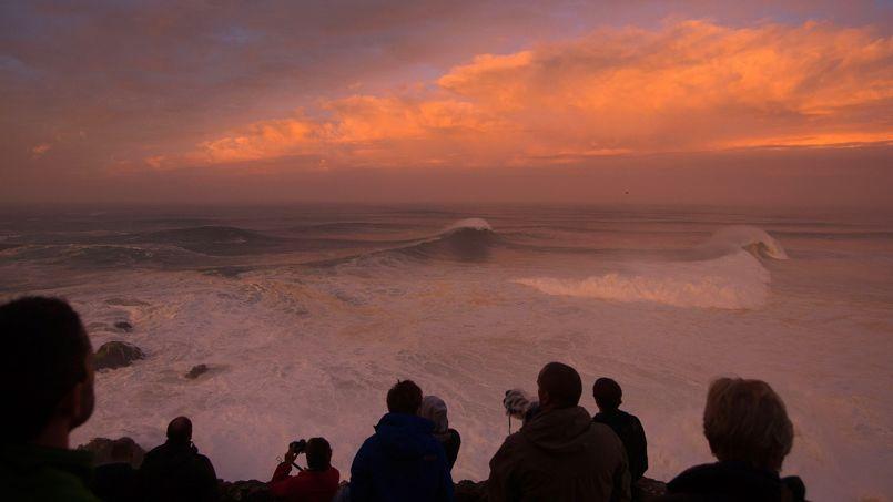 Surfeurs de vagues géantes au Portugal