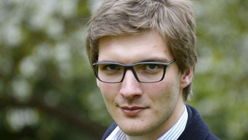 Robin Reda, le maire de 22 ans, apprend à marier grâce à YouTube