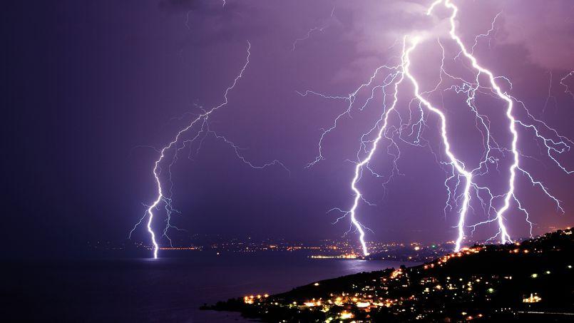 Les images stupéfiantes d'un photographe chasseur de foudre