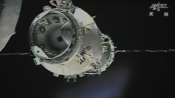 La Chine réussit son premier rendez-vous spatial