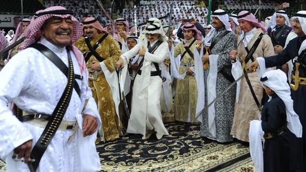 Quand le prince Charles enfile l'habit traditionnel saoudien