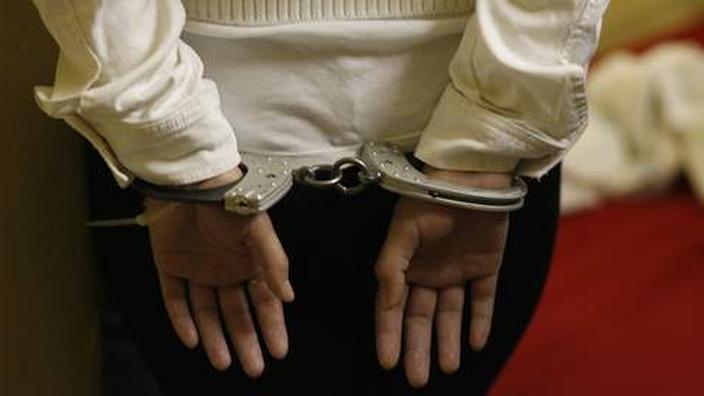 Fouilles corporelles et usages des menottes trop fréquents