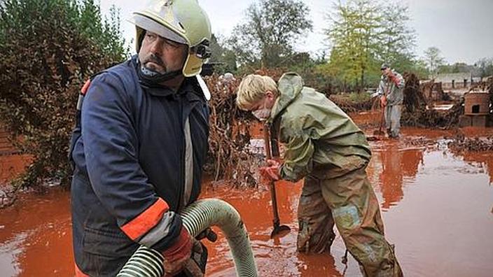La Hongrie émerge lentement de la boue rouge