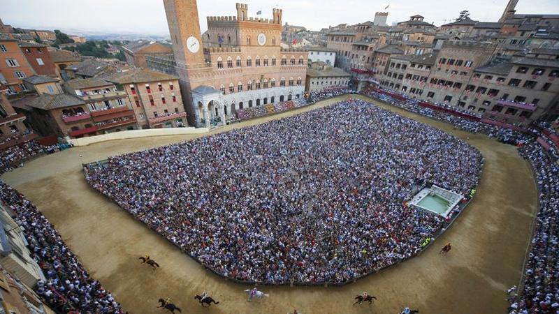 La course hippique du Palio célèbre son vainqueur à Sienne