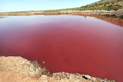 Un lac rouge sang inspire les tenants de l'Apocalypse