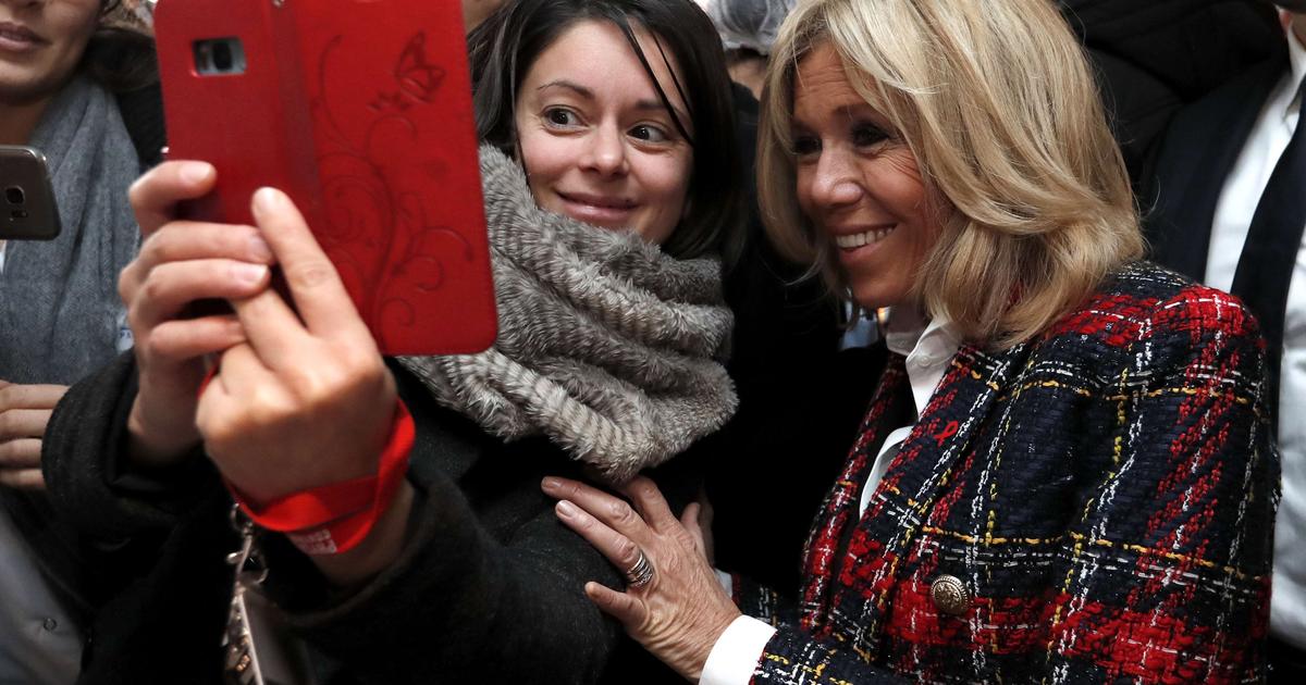 Brigitte Macron en blazer coloré Balmain à l'Hôpital de Saint-Denis