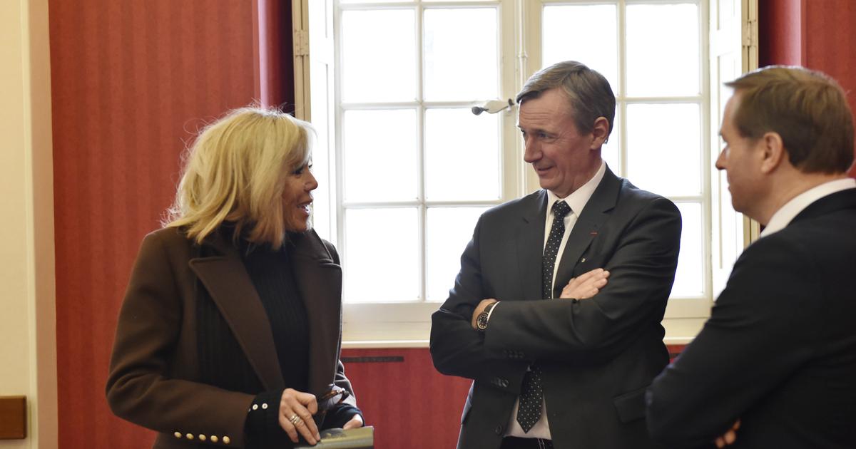 PHOTOS – Brigitte Macron, chic en manteau Balmain
