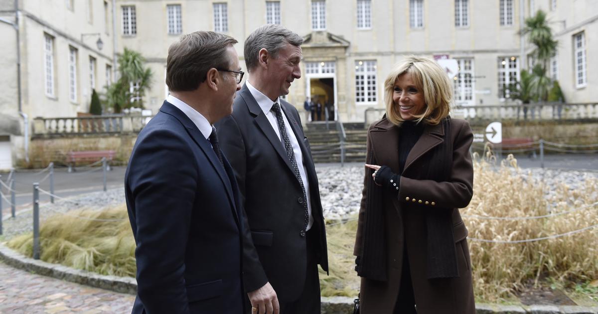 PHOTOS – Brigitte Macron, chic en manteau Balmain