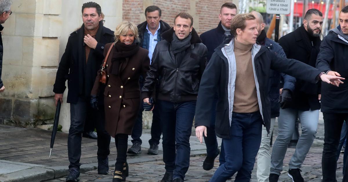 Brigitte Macron ne quitte plus son caban Balmain