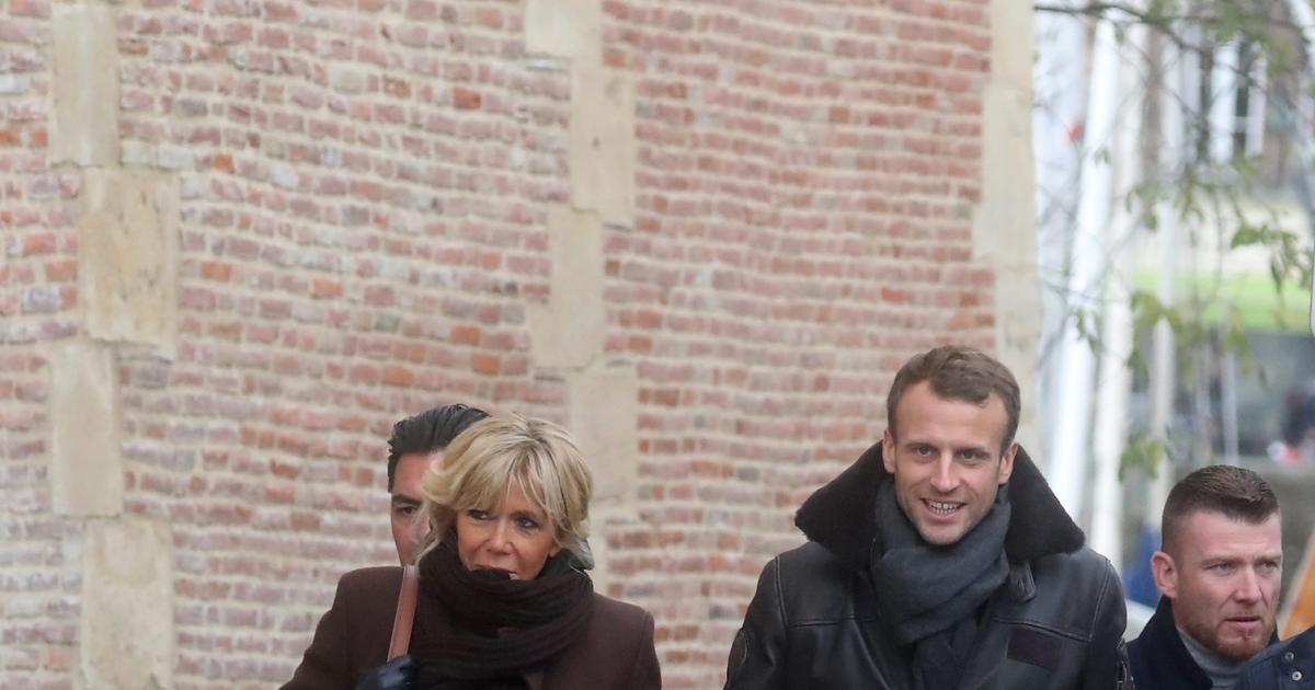 Brigitte Macron ne quitte plus son caban Balmain