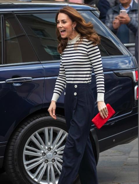 PHOTOS - Kate Middleton surprend avec une minaudière rouge ultra flashy