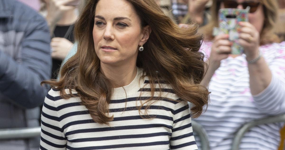 PHOTOS - Kate Middleton surprend avec une minaudière rouge ultra flashy