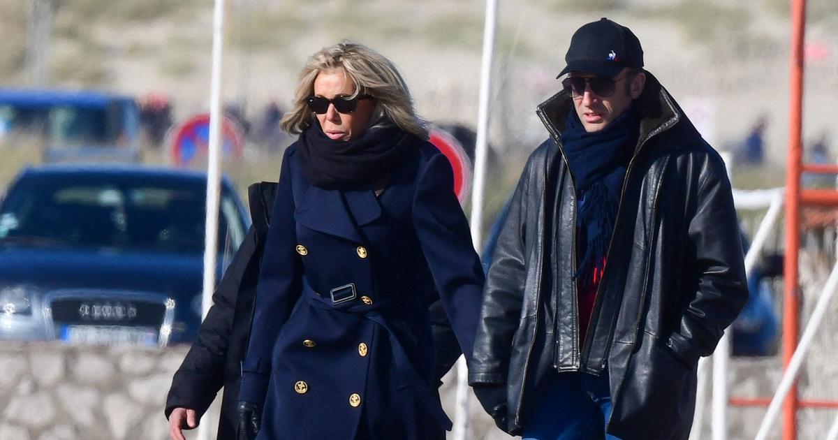 PHOTOS - Barbe, cheveux longs... Les looks étonnants d'Emmanuel Macron