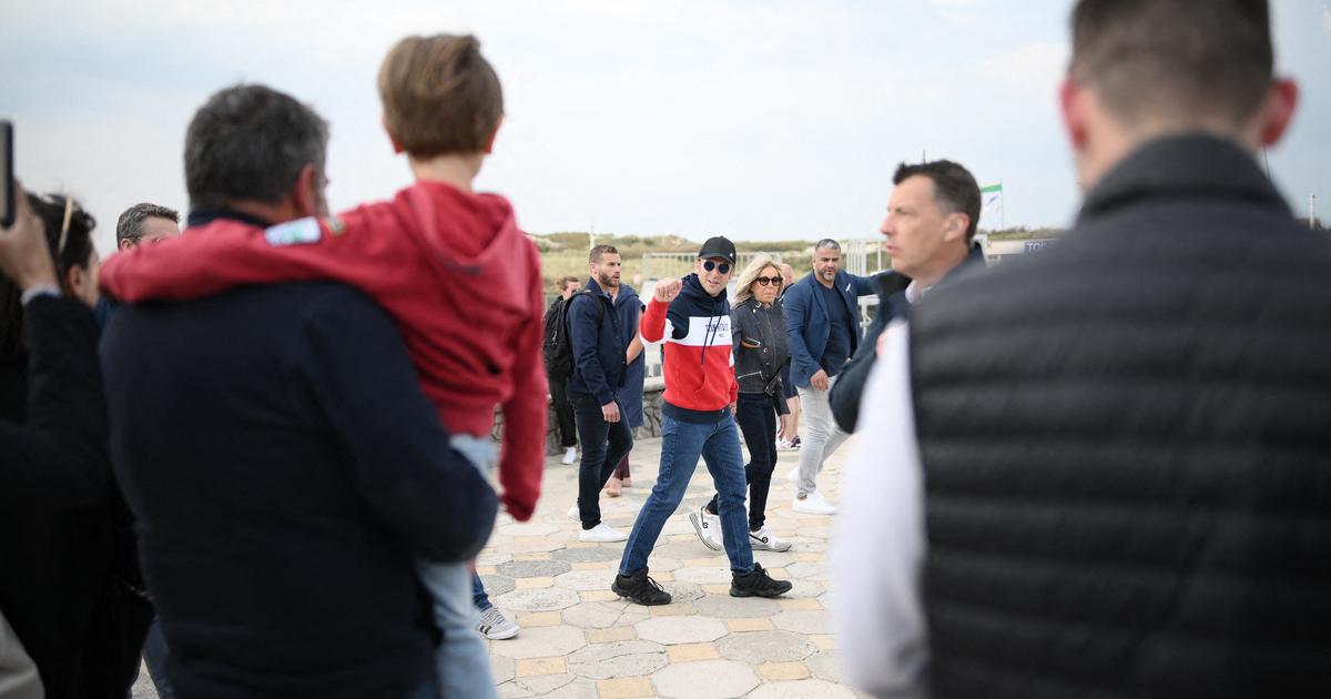 PHOTOS - Emmanuel et Brigitte Macron en balade sur la plage du Touquet
