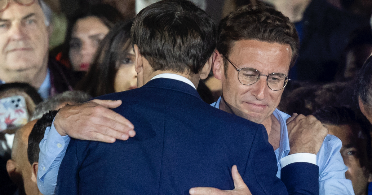 PHOTOS - Emmanuel Macron réélu : son accolade remarquée avec son frère ...