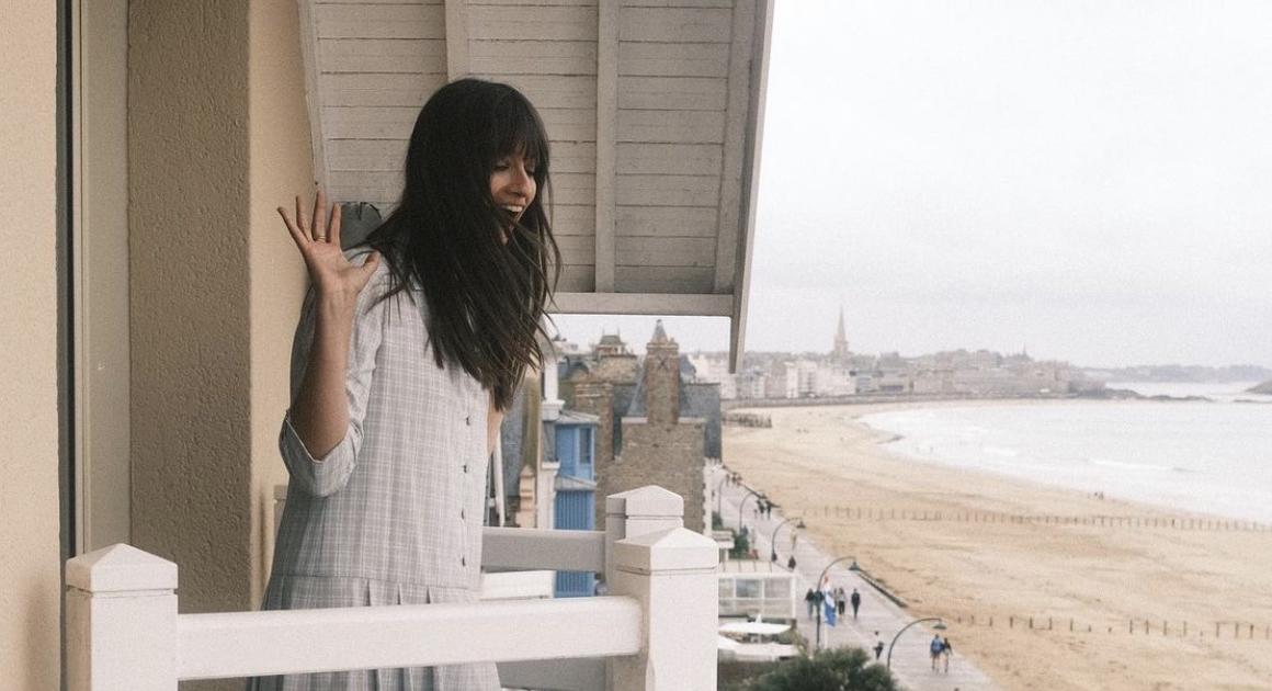 PHOTOS — Vianney “bourré”, Carla Bruni topless, Caroline Roux en déesse ...