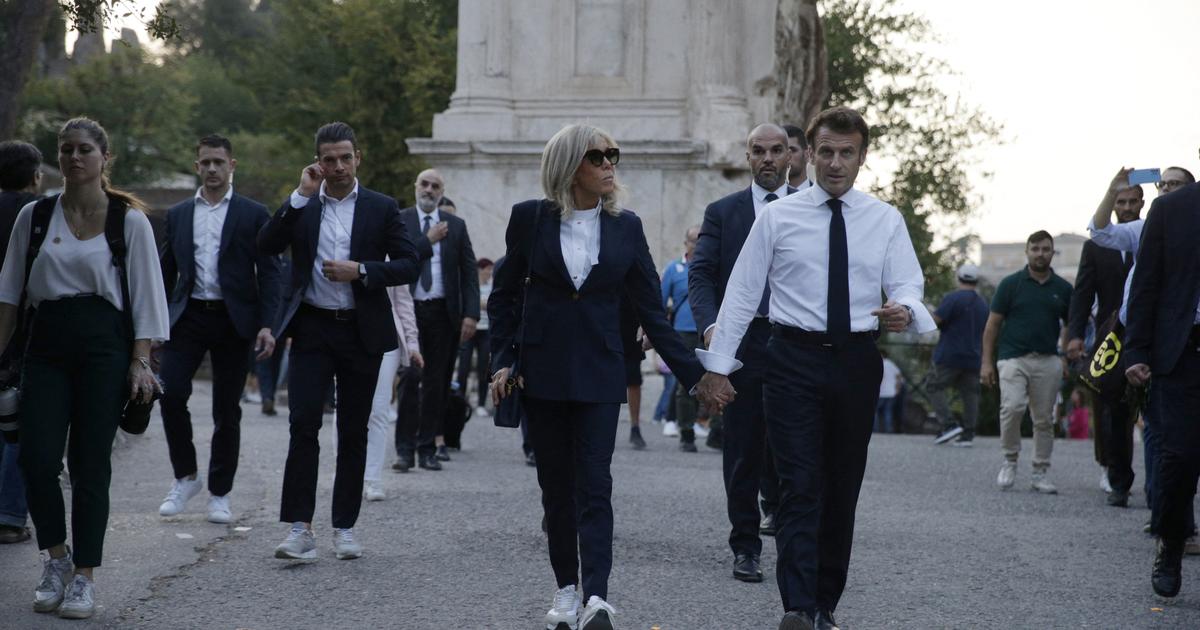 PHOTOS - Brigitte Macron est fan de ses baskets No Name à Rome